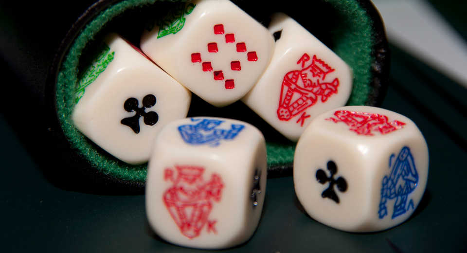 How to Play Poker Dice – Who Will Bluff the Best? | Game Rules